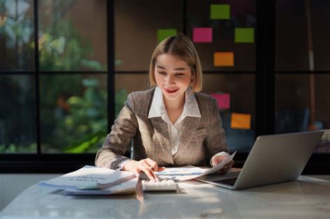 닫기 비즈니스 여성 분석 재무 통계 및 계획 전략 계산기와 재무 서류 작업 세금 보고서 회계 개념 Group A에 대한 스톡 사진 및 기타 이미지 Istock