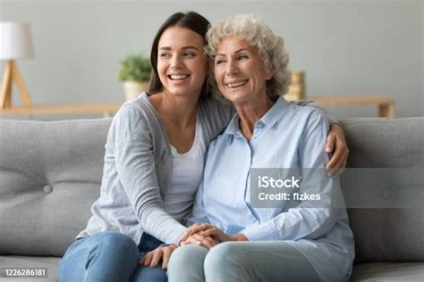Bahagia Ibu Senior Dan Putri Dewasa Terlihat Dalam Jarak Tersenyum Foto