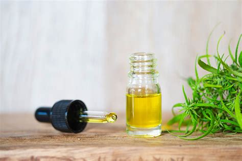 Cbd 오일 대마 제품 나무 테이블에 병에 추출 오일약 대마초 의료 대마초 개념 식용유에 대한 스톡 사진 및 기타 이미지