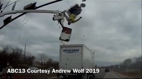Video Truck Slams Into Cherry Picker At Texas Intersection Leaves