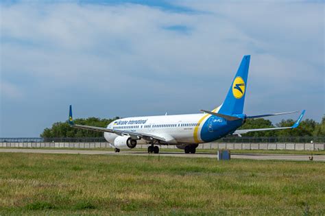 보리스 필 공항 우크라이나에서 벗고 택시로 우크라이나 국제 항공의 항공기 0명에 대한 스톡 사진 및 기타 이미지 0명