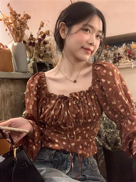 꽃무늬 스퀘어넥 블라우스 탑 상의 티셔츠 셔링 주름 리본 긴팔 봄 여름 잔꽃 프린트 복고 루즈핏 퍼프 플라워 여행 비치 바캉스룩