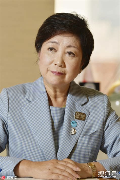 小池百合子接受采访 淡蓝色格纹套装减龄又清新 搜狐大视野 搜狐新闻