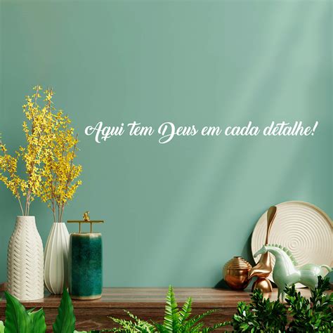 Adesivo Frase Aqui tem Deus em Cada Detalhe Decoração Loja Kanto Store Você Não Precisa