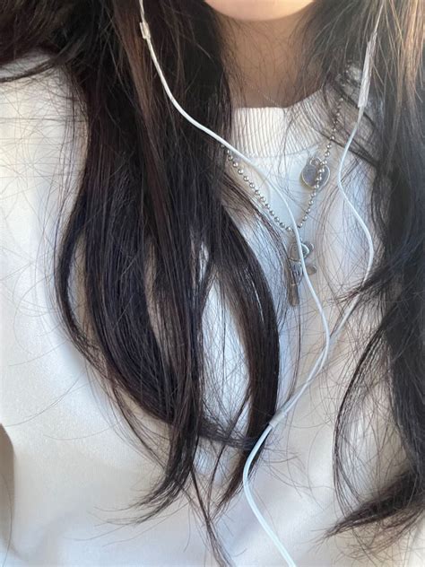 Wired Earphones Aesthetic In Girl With Headphones Tiffany And Co Necklace Girl With