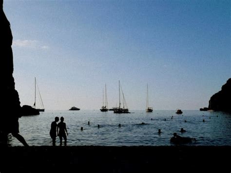 인테리어에 시각적 흥미를 더하는 기하학 패턴의 매력