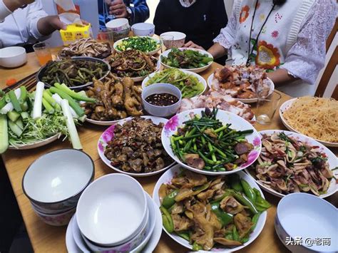 东北煤矿人家的年夜饭，其中四个菜几乎家家都有，不喝上听不算完 搜狐大视野 搜狐新闻