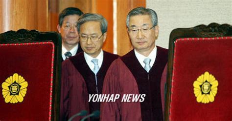 대심판정 들어서는 헌재소장