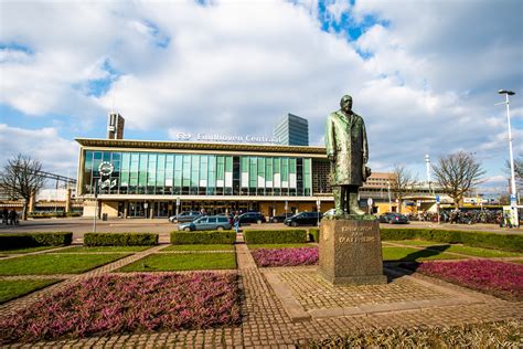 Standbeeld Anton Philips Naar Een Tijdelijke Plek In Eindhoven Als Stationsplein Op De Schop