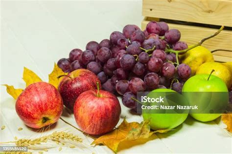 가을 수확 흰 탁상에 과일과 떨어진 단풍나무 잎 포도 사과 배 굴더가 식탁에 올라 가을에 대한 스톡 사진 및 기타 이미지