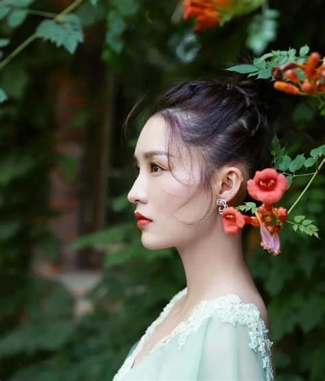 李沁，薄荷绿连衣纱裙，气质温婉，清新淡雅！