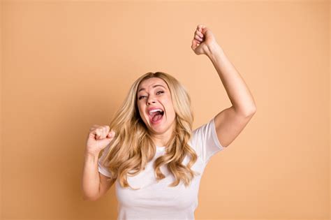 그녀의 초상화 그녀 멋지게 보이는 사랑스러운 매력적인 화려한 쾌활한 쾌활한 기뻐 물결 모양의 머리 여자 제기 손을 위로 비명