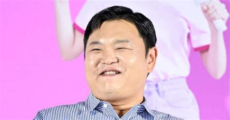 사진 고규필 수줍 미소