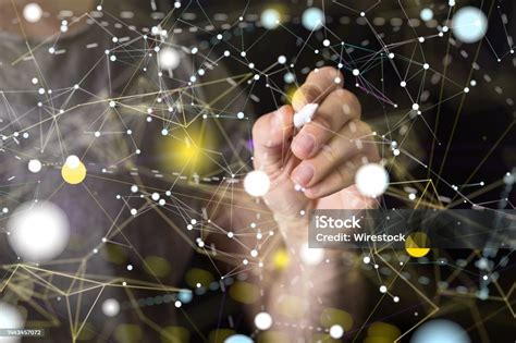 손가락으로 예시적인 네트워크 연결 구조를 누르는 남성의 손 3차원 형태에 대한 스톡 사진 및 기타 이미지 3차원 형태 개념 개념과 주제 Istock