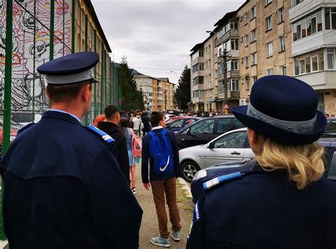 Jandarmii şi poliţiştii alături de elevi în prima zi de cursuri din noul an şcolar Monitorul