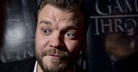 Lige Nu Pilou Asbæk Deler Overraskende Nyhed