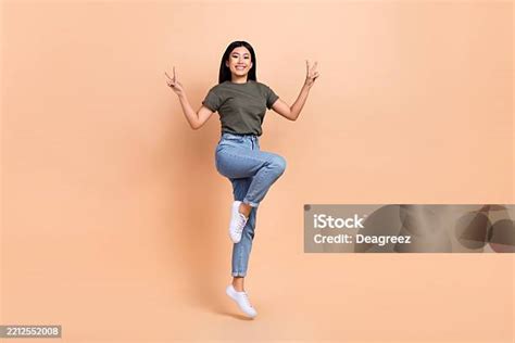 평온한 중국 소녀 펑키 쇼 더블 V 사인 인사말 광고 아울렛 옷의 전신 간부 베이지 색 배경에 고립 20 24세에 대한 스톡 사진 및 기타 이미지 Istock