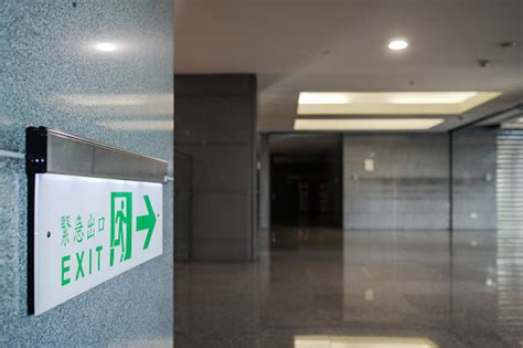 비상구 탈출 경로 표지판 공공 장소 지역의 현대적인 건물에 위치 한자 비상구를 의미합니다 건축에 대한 스톡 사진 및 기타 이미지