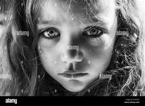 Portrait d une fille qui pleure avec une déchirure son visage Photo