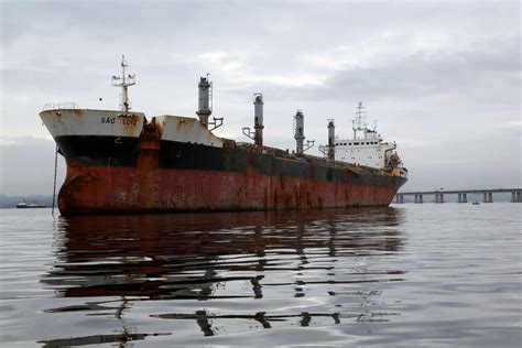 Tragédia anunciada Navio abandonado à deriva é levado pelo vento e se
