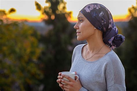 암에 걸린 희망적이고 자신감 있는 여성이 일몰을 보고 있다 머리 스카프에 대한 스톡 사진 및 기타 이미지 머리 스카프 백인종 여자 Istock