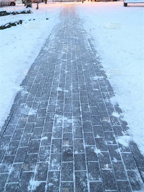 公园里积雪覆盖的人行道素材 花瓣网