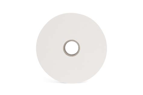 흰색 배경에 격리 된 화장지 롤 금전 등록기 테이프 클리핑 경로와 슬립 영수증 종이 롤 고무 롤 클로즈업을 위한 화이트 탄성 밴드 롤 패브릭 테이프 또는 천 리본 화장실