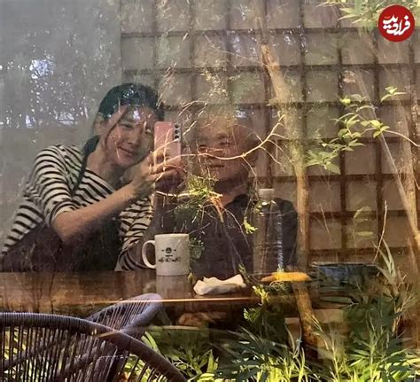 بازیگر یانگوم در کنار پدر و مادر واقعی اش عکس