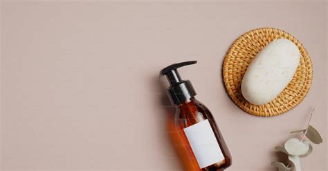 호박색 유리 샴푸 디스펜서 병 모형 유기농 비누 갈색 배경에 유칼립투스 잎 스파 욕실 화장품 세트 사진 Unsplash의 스파 이미지