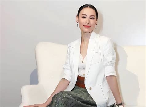 梁洛施和友人假期聚餐，和李泽楷分手11年未婚，对仨儿子严格要求照片妈妈角色