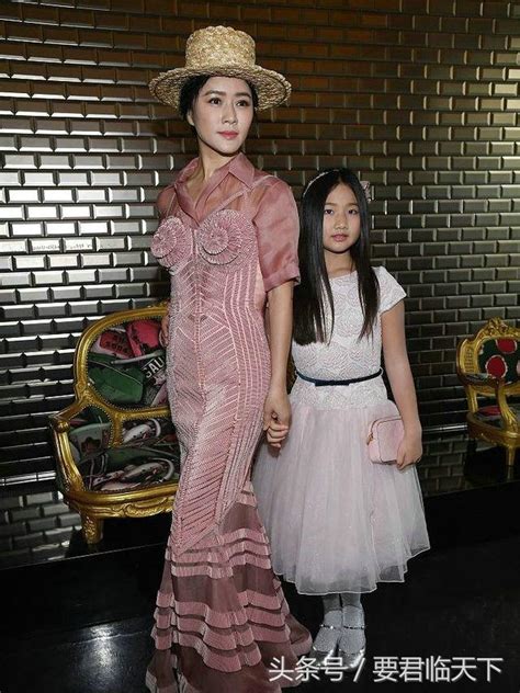 田海蓉帶女兒出席活動，穿復古粉色長裙戴草帽顯氣質出眾 每日頭條