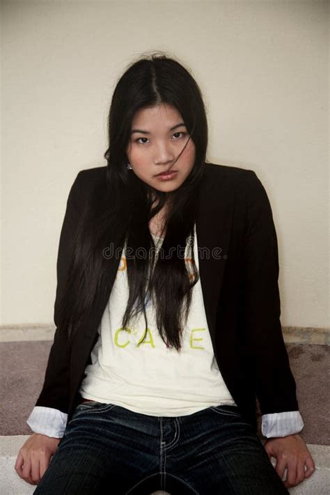 Bella Ragazza Asiatica Nel Nero Immagine Stock Immagine Di Ragazza