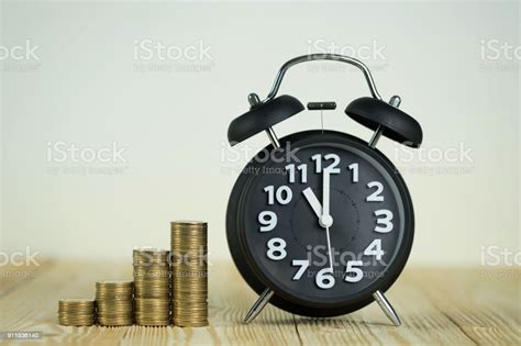 동전 단계 스택을 나무 작업 테이블 텍스트 금융 및 비즈니스 계획 개념에 대 한 복사 공간에 빈티지 알람 시계 계획에 대한 스톡