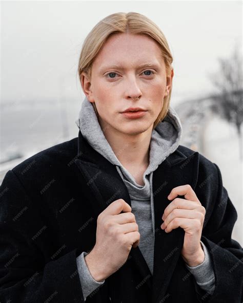 외부 포즈 중간 샷 여자 무료 사진