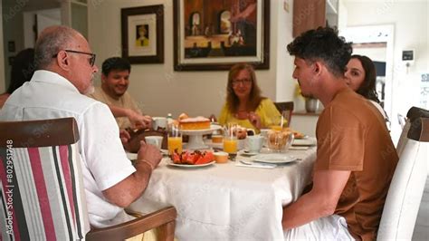 Família Em Casa Sentada A Mesa Pra Tomar Café Da Manhã Reunião De