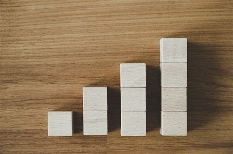 비즈니스 성장 성공 프로세스 개념에 대한 사다리 진로 계단이 증가함에 따라 나무 블록 스태킹 0명에 대한 스톡 사진 및 기타 이미지 Istock