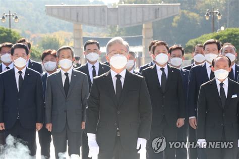 5·18묘지 참배하는 이재명 연합뉴스