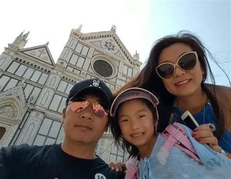 55歲方中信全家近照，美貌老婆系港姐冠軍莫可欣，十歲女長相一言難盡 香港小姐新聞