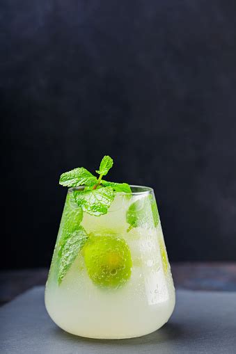 어두운 배경에 모히토 라임과 민트와 상쾌한 여름 칵테일 슬레이트 보드에 모히토 칵테일 한 잔 미니멀 한 여름 음료 개념 0명에 대한 스톡 사진 및 기타 이미지 Istock