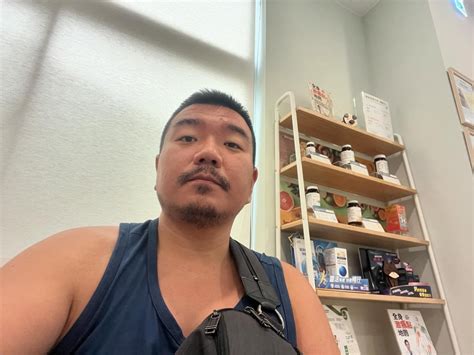 第一次因為落枕來看醫生 到底多愛落枕 昨天晚上因為沒辦法低頭根本沒辦法睡覺 把枕頭拿掉還是很痛 也沒辦法側睡 尿尿也沒辦法看雞雞 因為頸部很痛