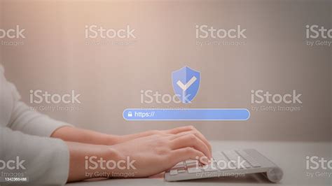 무선 키보드에서 일하는 사업가는 개인 데이터 보안 사용자 데이터의 기밀 유지에서 아이콘 보안을 선택합니다 검색 엔진 및 웹