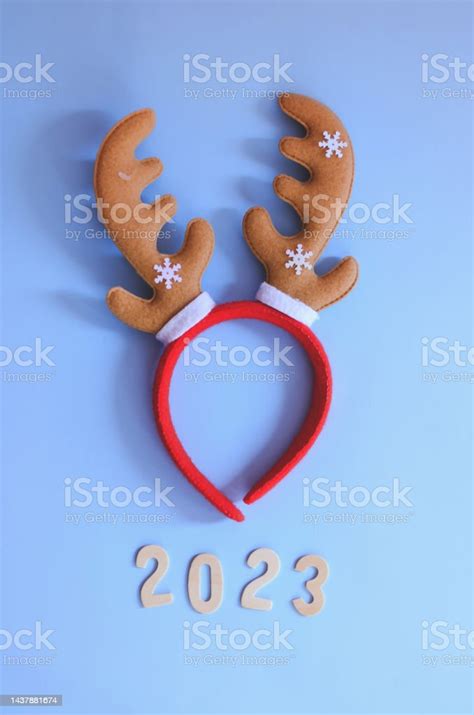 숫자 2023의 상위 뷰 빨간 만화 사슴 뿔이 닫힙니다 파란색 배경입니다 설날크리스마스 축하 12월 31일에 대한 스톡 사진 및
