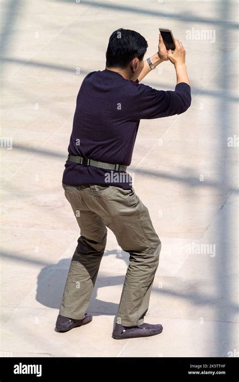 Snapping The Picture Hi Res Stock Photography And Images Alamy