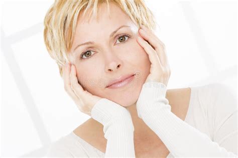 Portrait De Quarante Ans De Femme Image Stock Image Du Contact