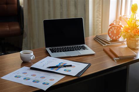 데스크탑 노트북 노트북 시계 펜 및 연간 요약 보고서 문서 및 종이 집에서 작업 공간을 갖춘 비즈니스 컴퓨터 사무실 책상 비즈니스 임원 사무실 테이블 개념입니다 개념에 대한