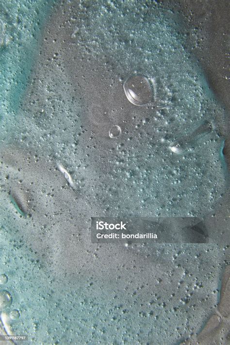 블루 크림 리퀴드 젤 세럼 온 실버 텍스처 메이크업 및 화장품 배경 각질제거에 대한 스톡 사진 및 기타 이미지 각질제거 건강관리와 의술 기름기 있는 Istock