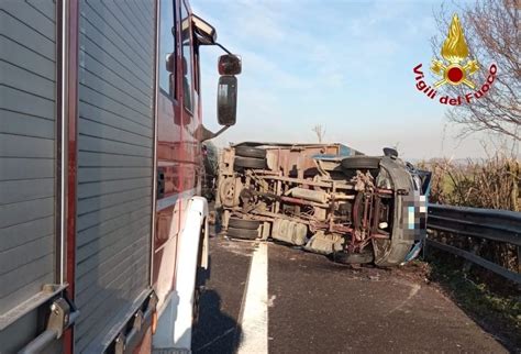 Incidente Stradale Coinvolte Autovetture E Due Furgoni