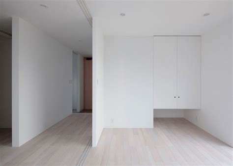 Three White Walls Front Ripple House By Kichi Architectural Design