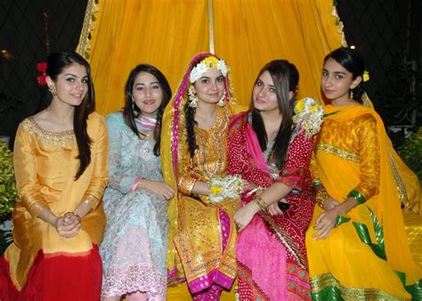 Picture Beautiful Desi Girls Mehndi And Shadi Dance