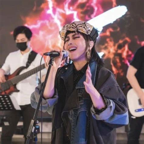 何超仪办演唱会夫妻同台演出，49岁丈夫又唱又跳，病愈后状态回勇子聪身份何鸿燊